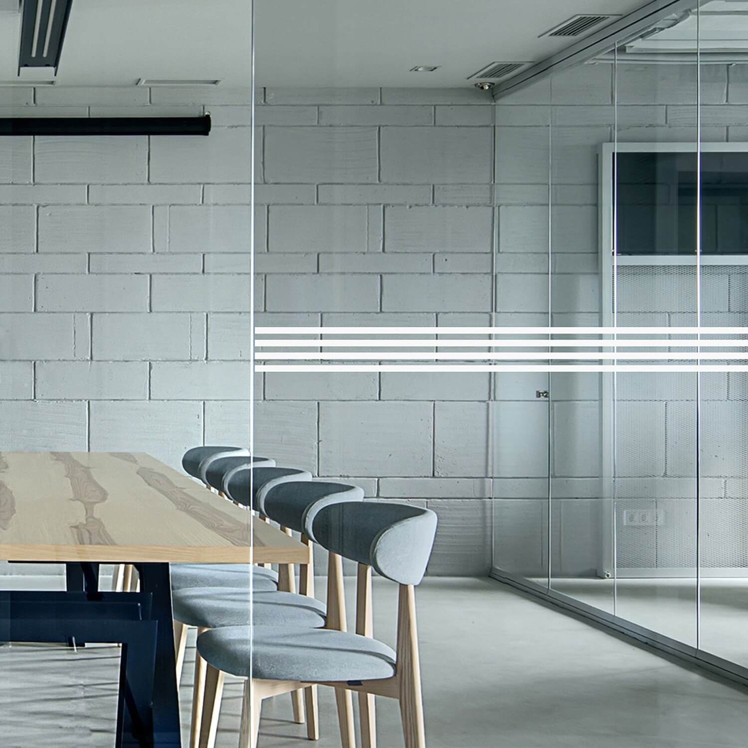 Bande de signalisation pour vitrage avec 4 traits blancs